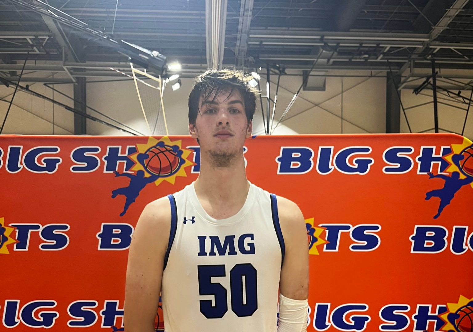 Oliver Rioux será el jugador de baloncesto universitario más alto de la ...