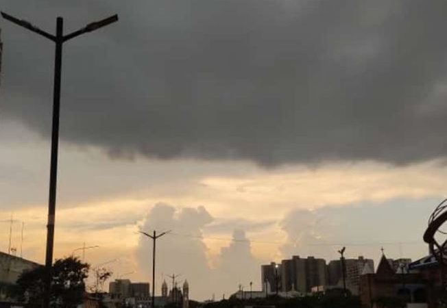 ¿Por qué el cielo se pone negro cuando va a llover?
